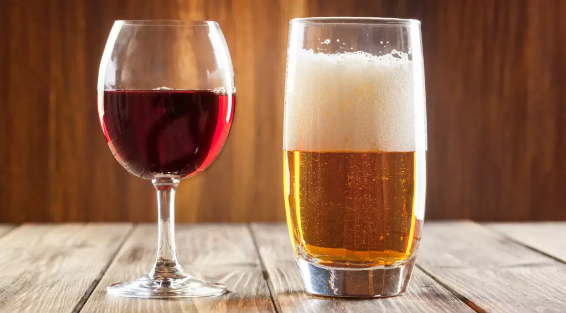 Vino Rosso E Bicchiere Di Birra Fianco A Fianco