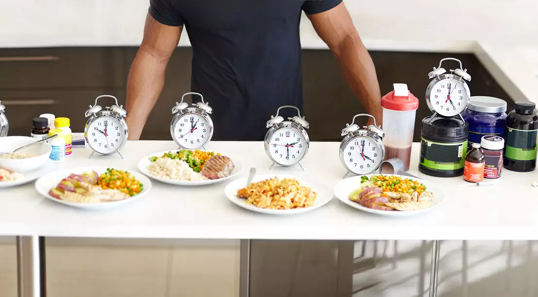 Hombre ayuno intermitente y cronometraje de sus comidas y ventanas de alimentación