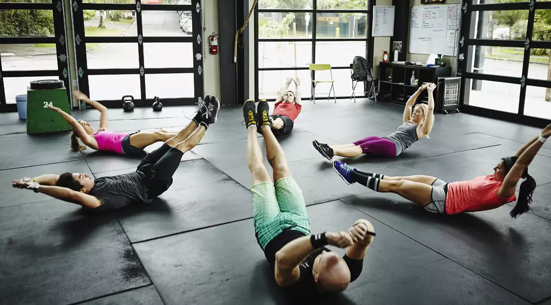 Classe de fitness fent un V-Situp Crunch