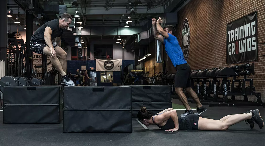 Kelas Crossfit ngalaksanakeun rupa-rupa latihan EMOM di gim crossfit