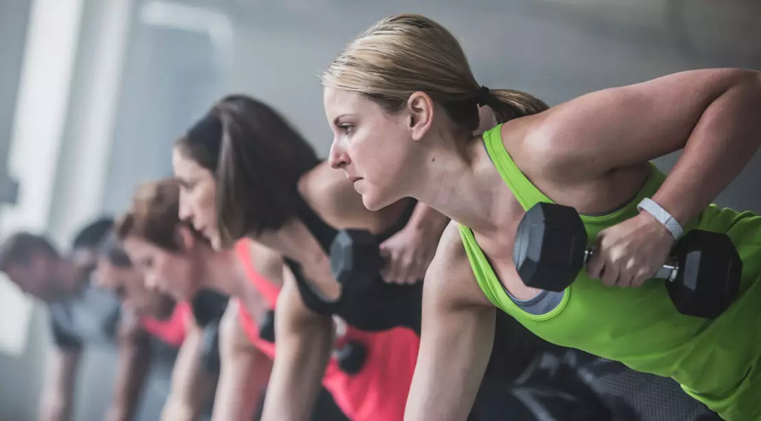 Groep vrouwen die afvallige rij doen