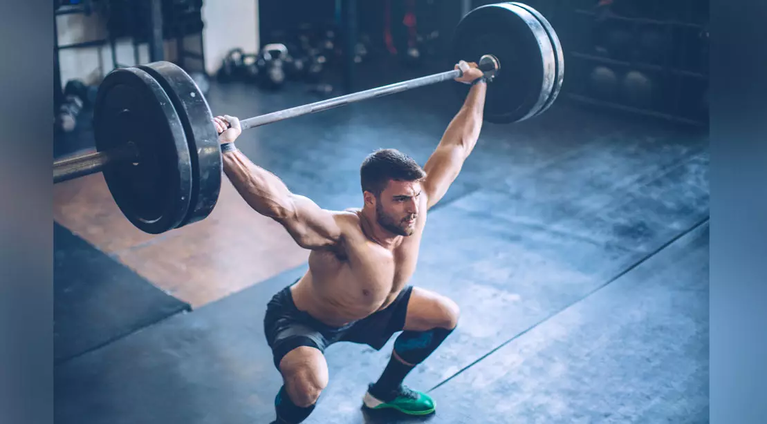 5 CrossFit Workouts déi Dir maache kënnt fir Ären ënneschte Kierper ze trainéieren