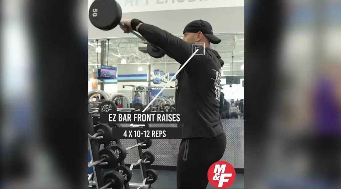 David Baye realizando un exercicio de elevación frontal da barra EZ para os seus 6 movementos para a rutina de adestramento de explosión de ombreiros