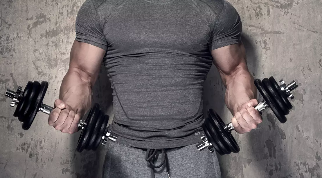 Guy-Bicep-Curl-Dumbbells