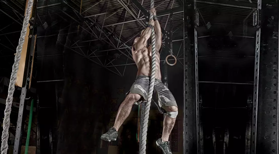 Guy-Climbin-Rope-Legless-Rope-Climb。