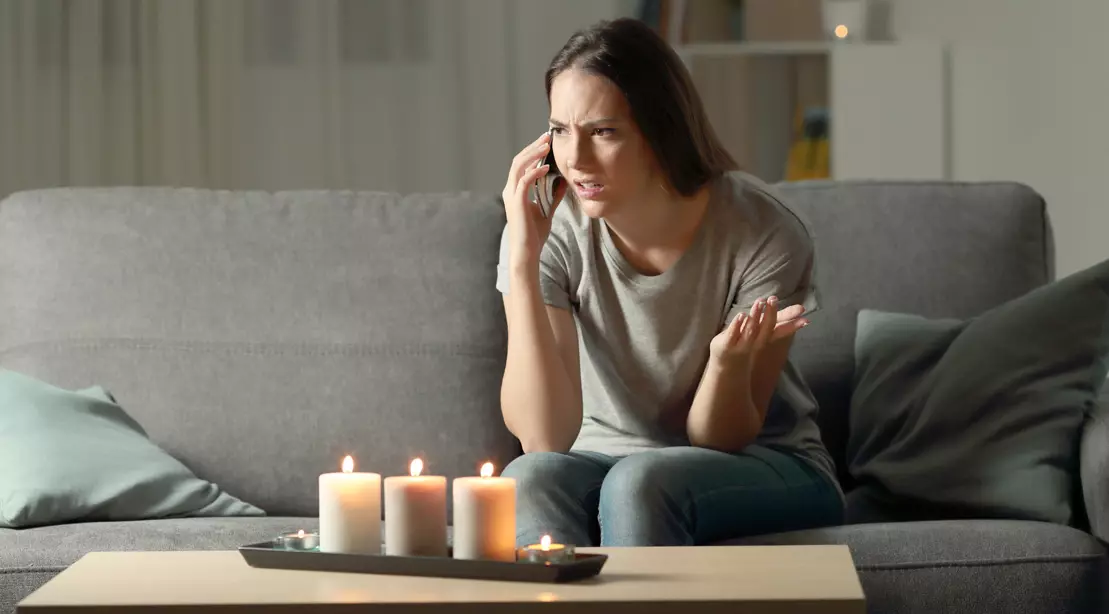 Marah-Teman Perempuan-Perempuan-Di-Pelamin-Bercakap-Di-Telefon