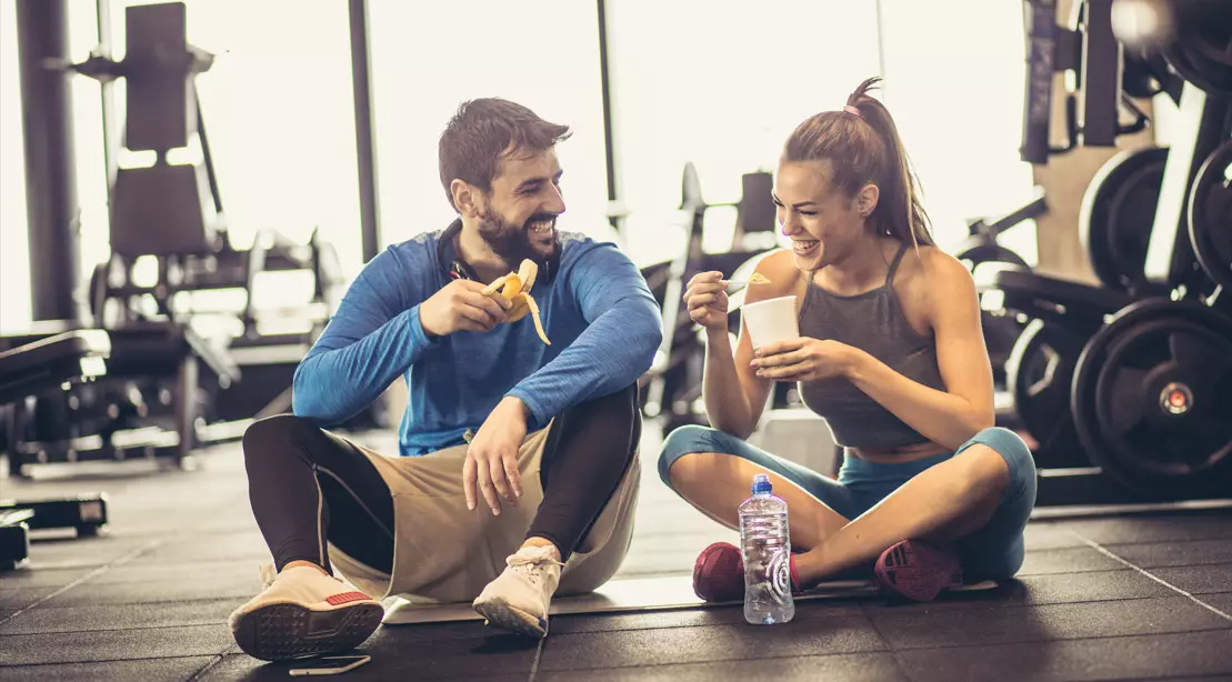 Fitness-Casal-Gozando-Refeição-Na-Academia-Feliz