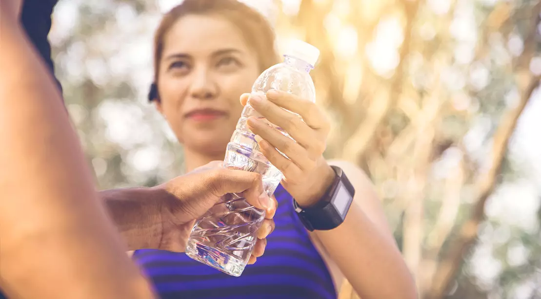 Perempuan-Memberi-Botol-Air-Kepada-Lelaki