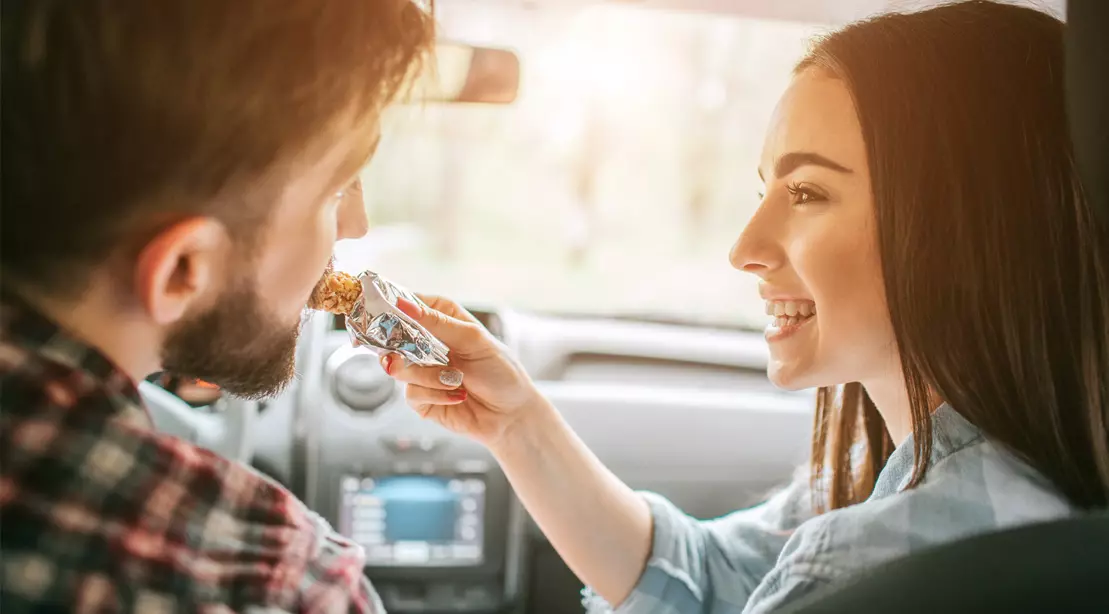 Intombazana-Eyondla-Guy-Breakfast-Bar-In-Car