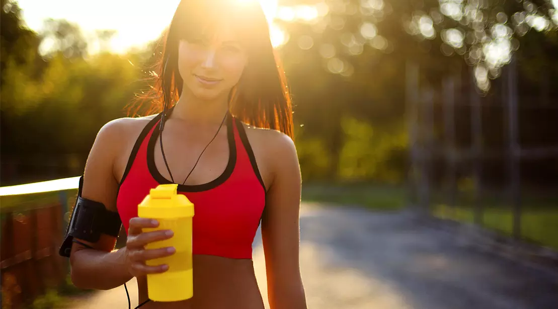 Atraente-Fêmea-Jogger-Holding-Shaker