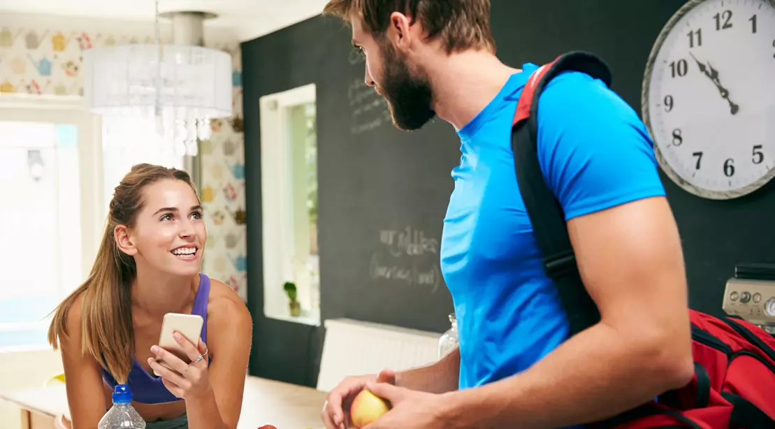 Fitness-casal-falando-casual-na-cozinha-vestindo-fitness-equipamento