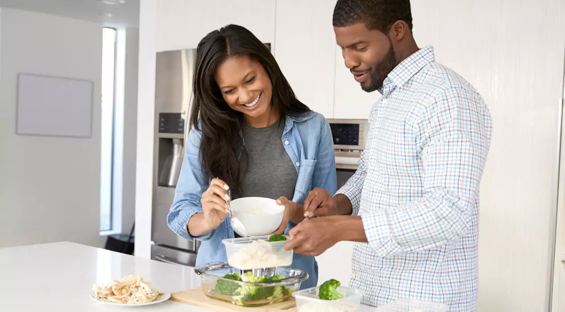 Casal-Na-Cozinha-Preparando-Refeição-Juntos