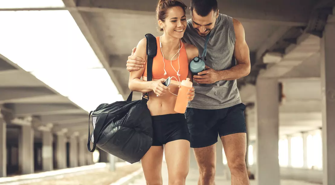 Happy-Fitness-Couple-In-Hubungan-Meninggalkan-Gym-Senyum-Cinta