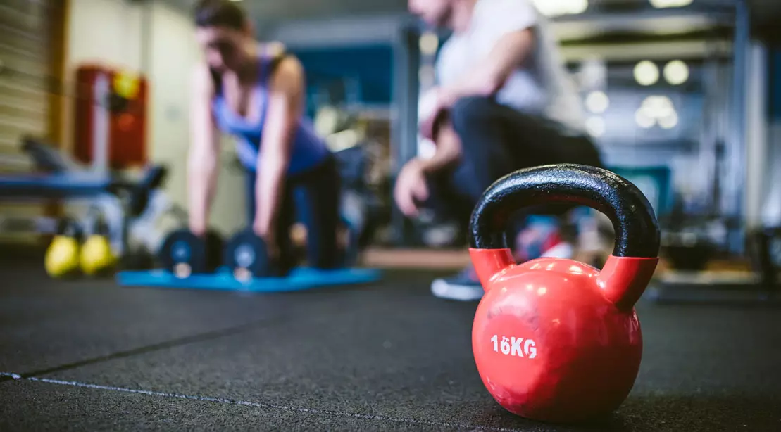 7 Nëtzlech Workout Ausrüstung déi Dir sollt benotzen