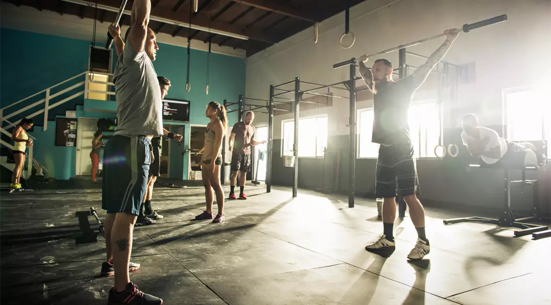 Men-lifting-bench-Bar