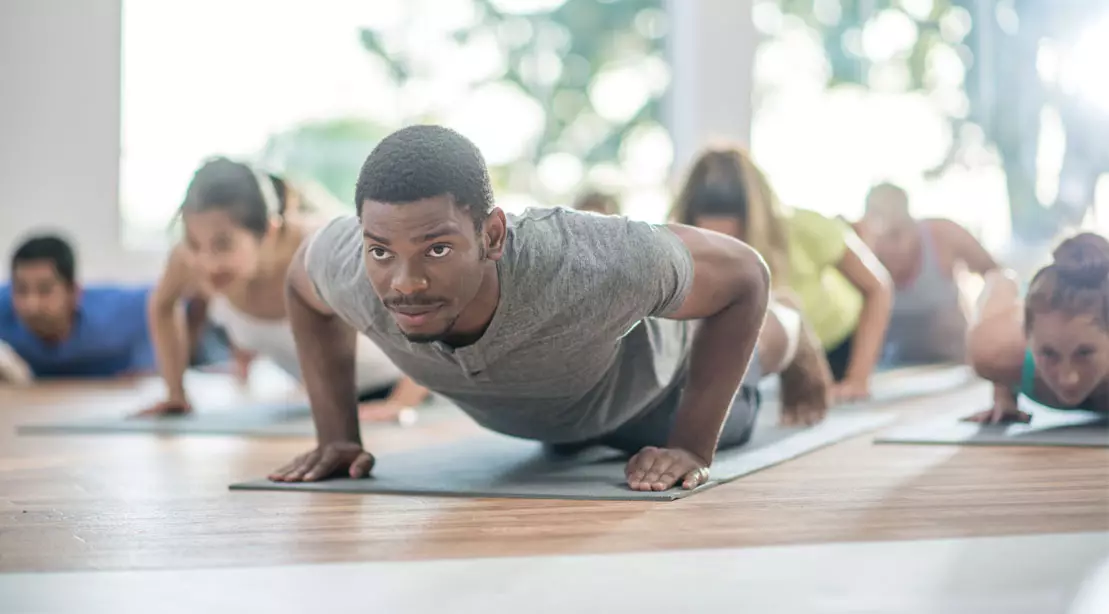 Uomo in classe di yoga