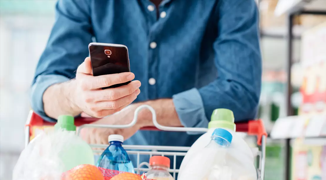 Man-Looking-At-Phone-Lebensmittel-Einkaufsliste