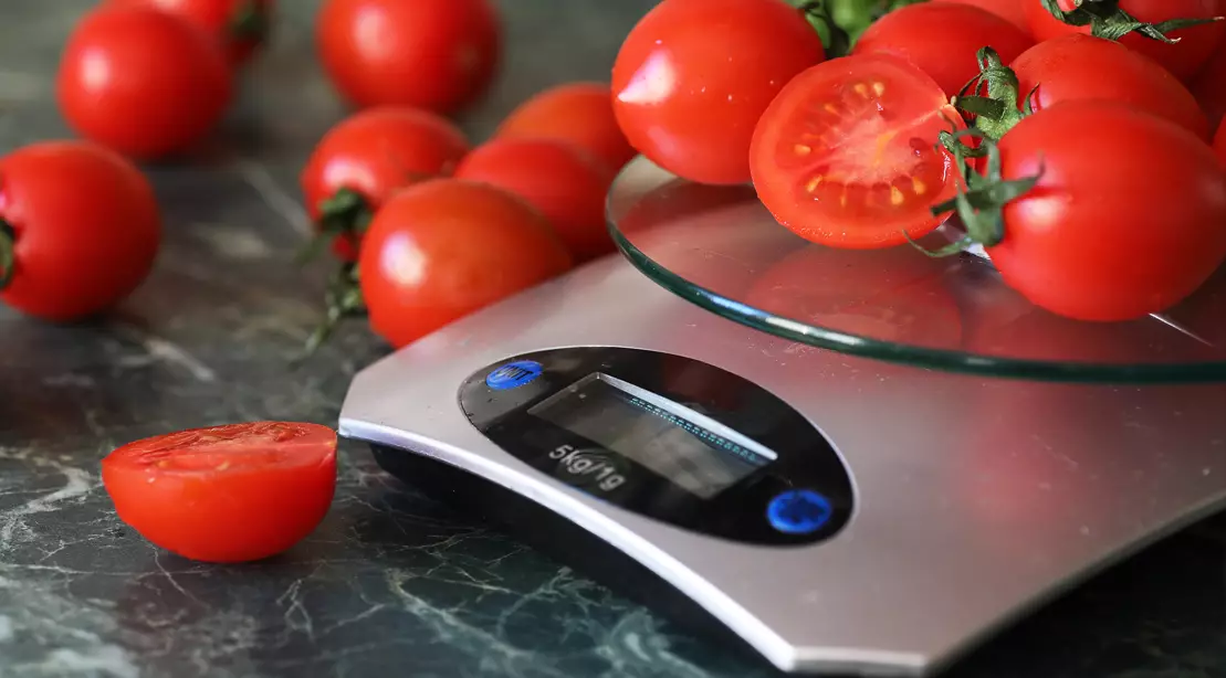 Cherrytomaten binne gewicht op in fiedingsskaal