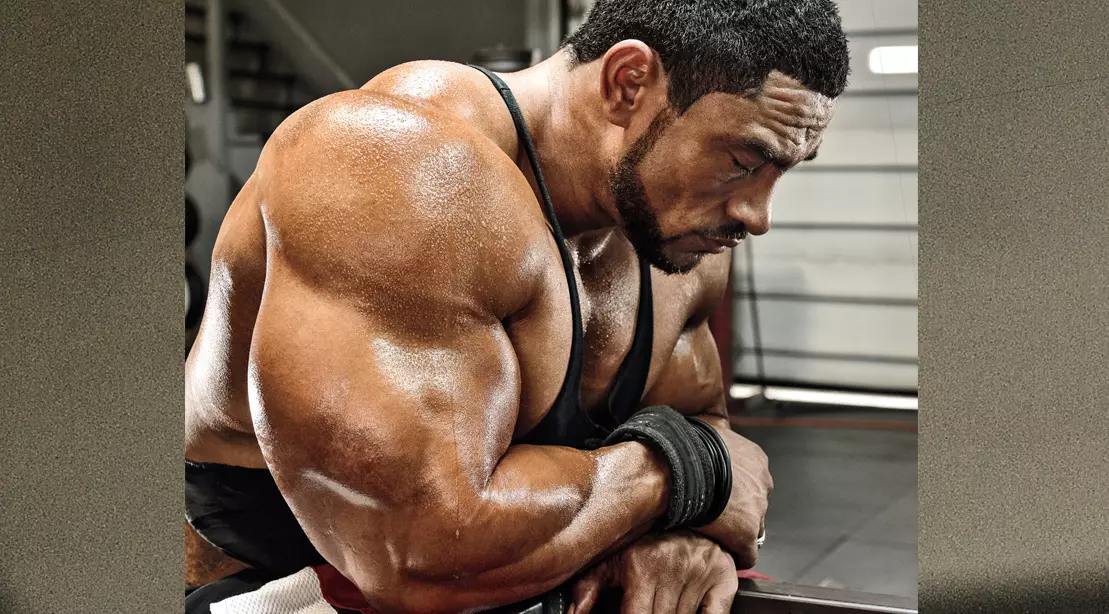 Ang bodybuilder nga si Roelly Winklar nagpahulay human sa usa ka ehersisyo