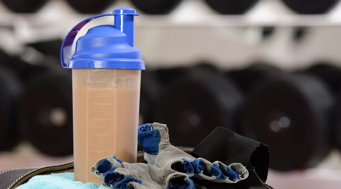 12 Hacks rau Ntxuav Koj Cov Protein Shaker Bottle