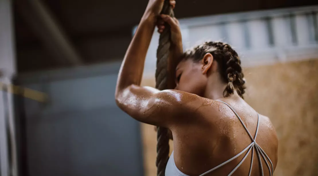 Frau trainiert im Fitnessstudio