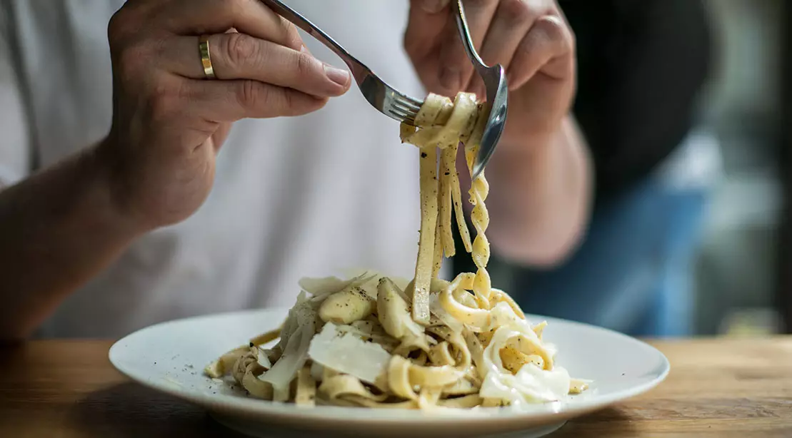 Midsection sa Tawo nga Nagkaon sa Pasta