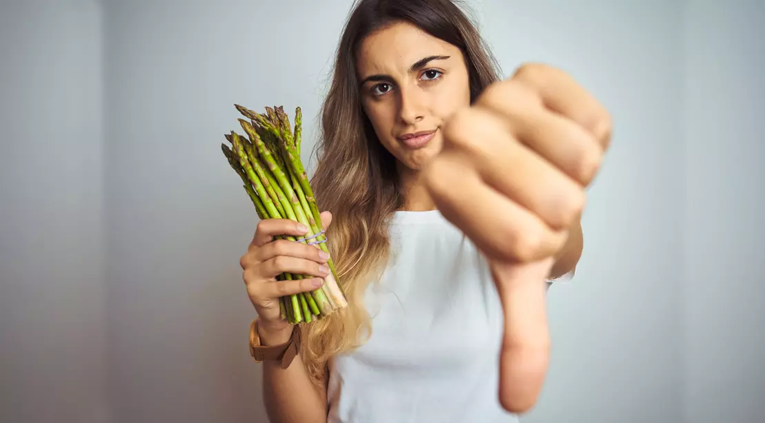 زړه راښکونکې-نجلۍ-اوسېدل-Asparagus-Tumbs-Down