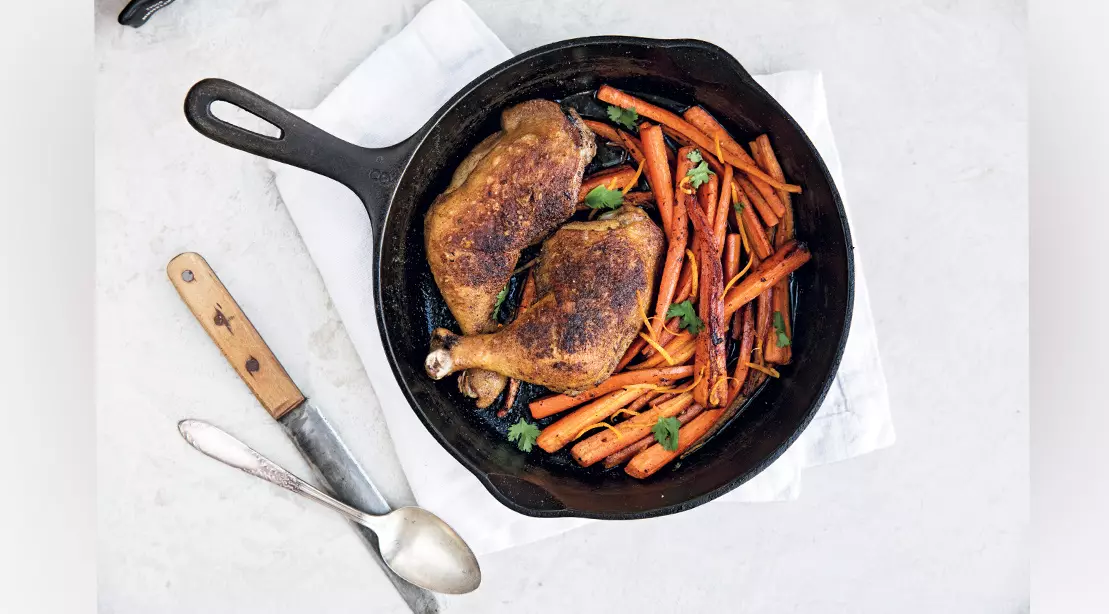 Poulet aux épices nord-africaines dans une casserole avec carottes rôties