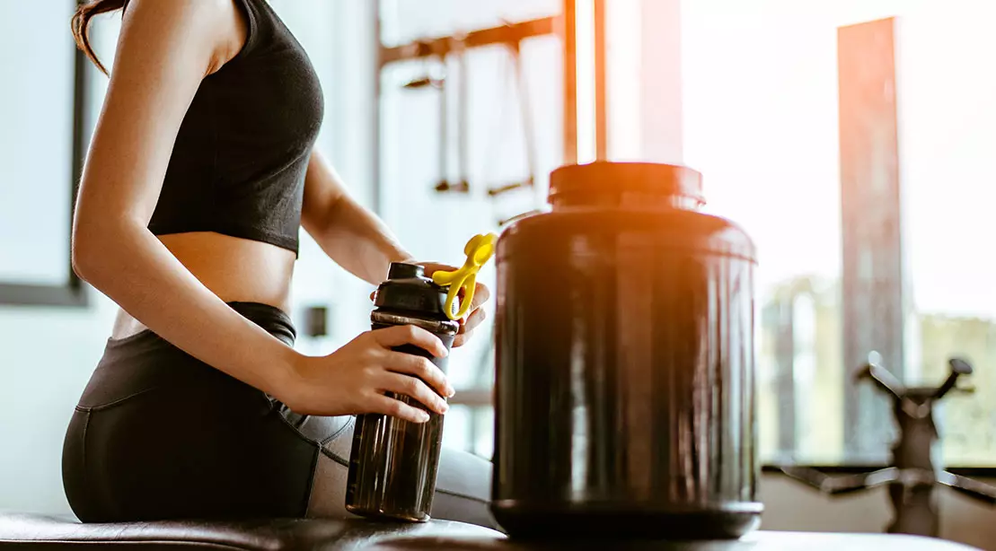 Femme avec shake protéiné