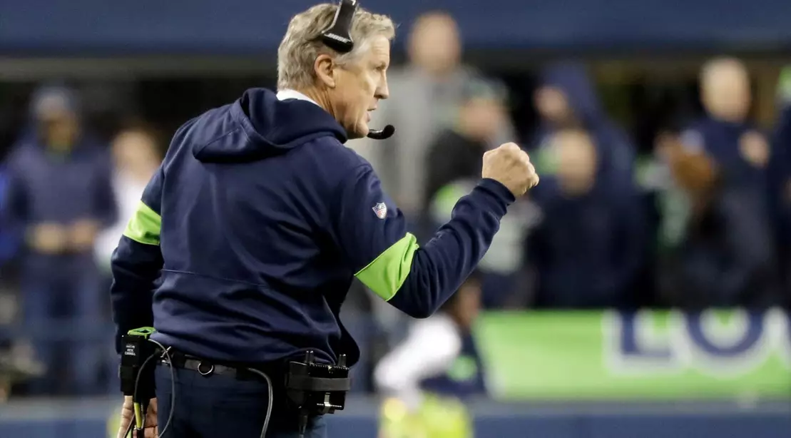 Trajneri i Seattle Seahawks Pete Carroll duke motivuar futbollistët e tij nga rreshti anësor