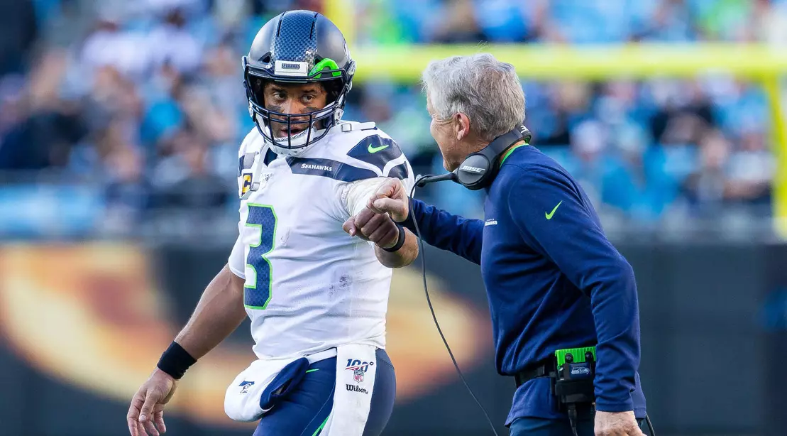 Seattle Seahawks hovedtrener Pete Carroll gir Russell Wilson en knyttneve