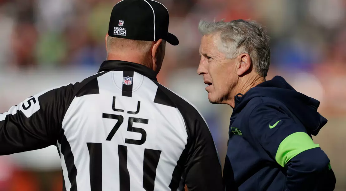 NFL Football Hovedtrener for Seattle Seahawks Pete Carroll snakker med en fotballdommer