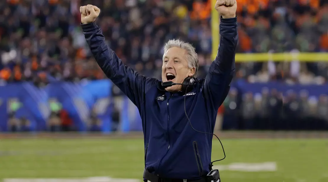 Trajneri kryesor i futbollit të NFL, Pete Carroll, duke festuar pas një loje futbolli