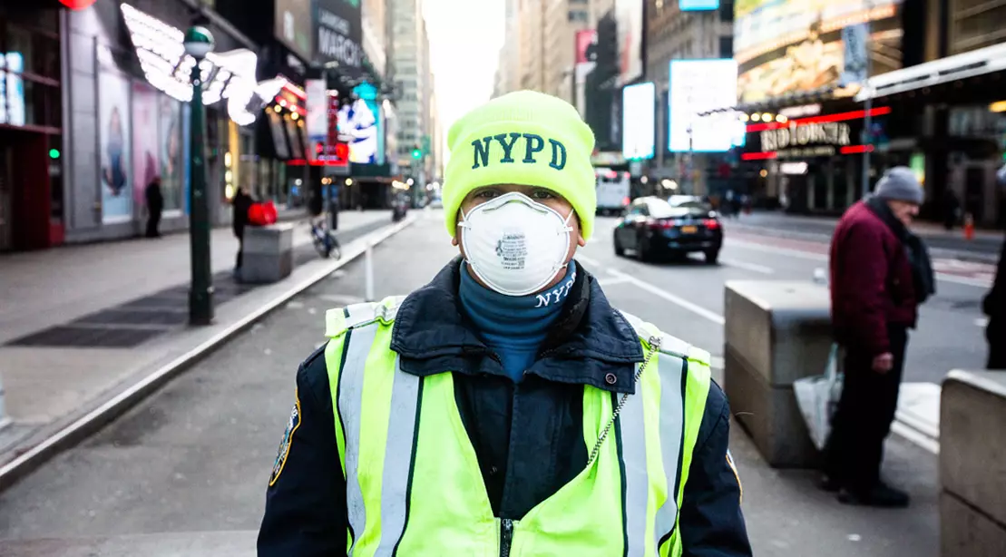 NYPD-Policier-portant-un-masque-facial-dans-Times-Square