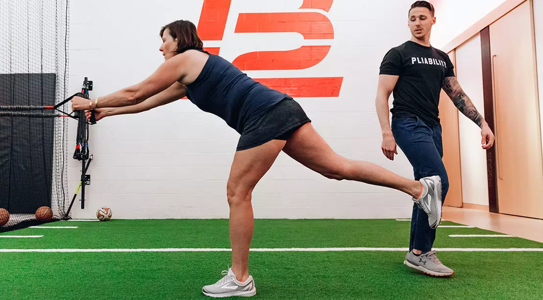 Matt Denning de TB12 guidant d'anciens athlètes matures dans le gymnase