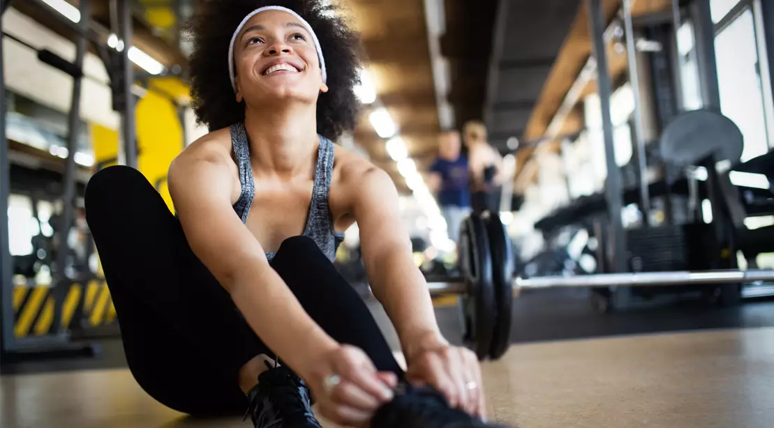 Farin ciki-Yarinya-A-Gym-Tying-Takalmi-Laces