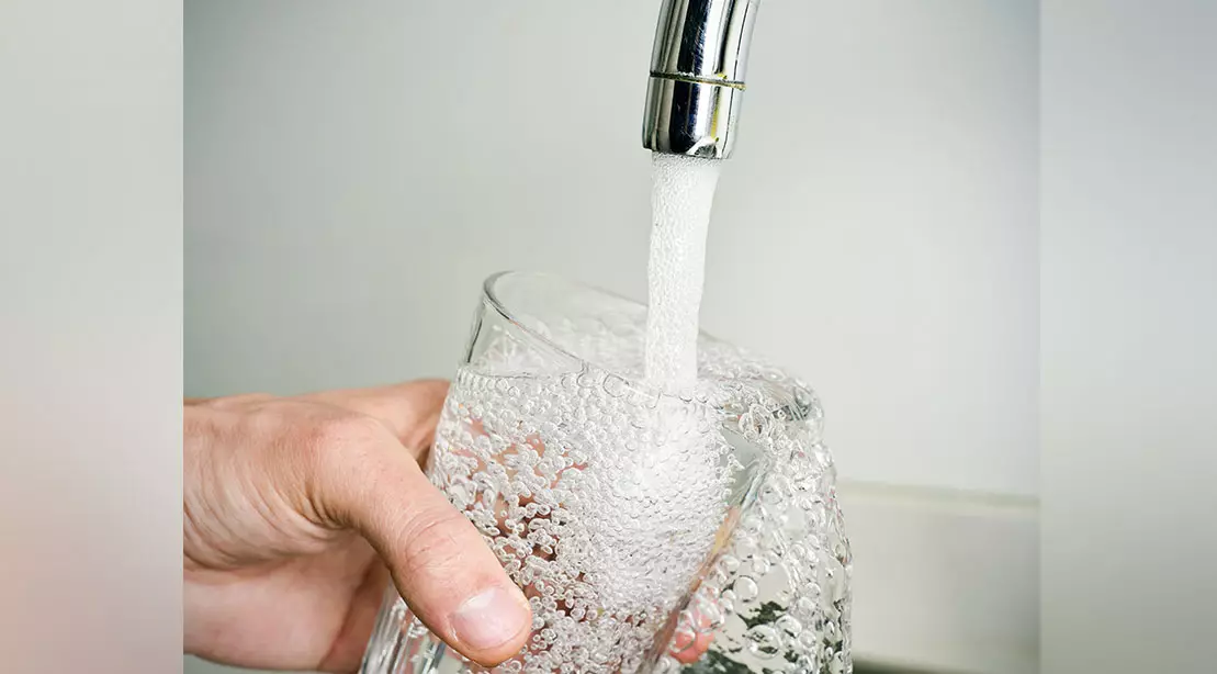 Remplir un verre à boire avec de l'eau du lavabo