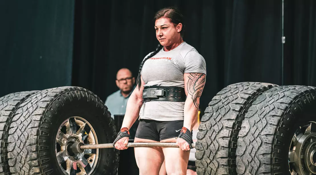 Gabriele Burgholzer deadlifting truck bannen oan in barbell