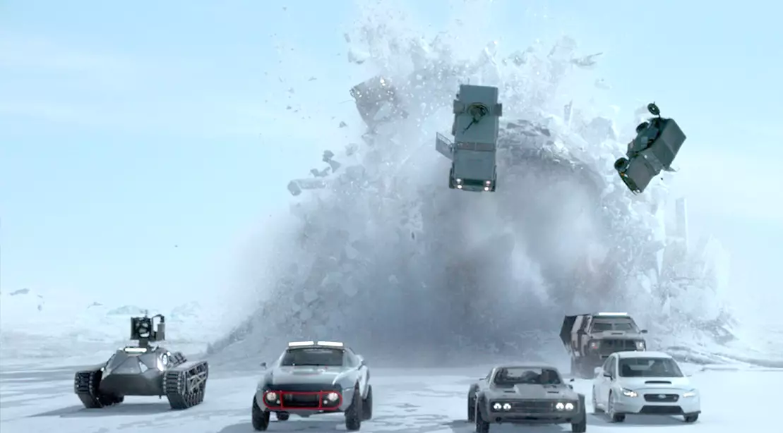 Eis und Schnee explodieren mit Armeeautos in der Luft im Film Fate of the Furious Fast and Furious 8