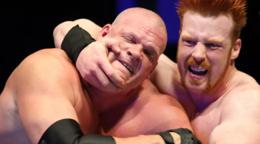 WWE Kane Dalam Headlock Semasa Perlawanan