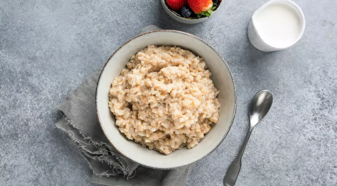 Otu efere oatmeal esitere na akụkụ strawberries na ude