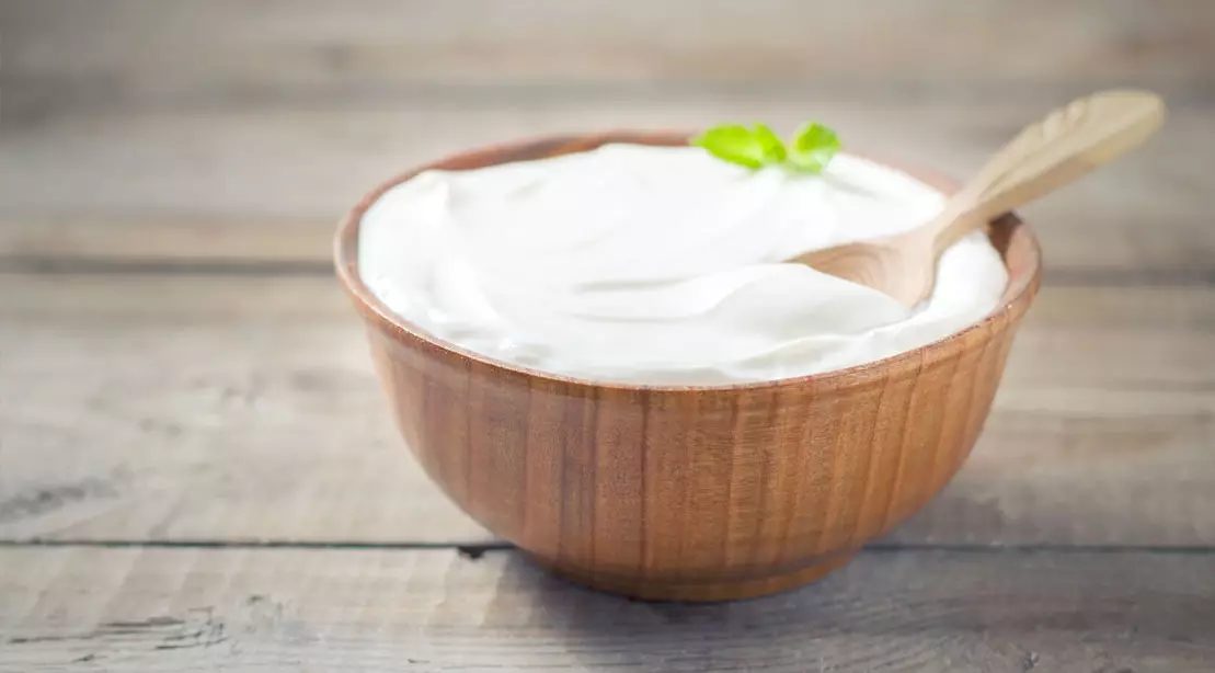 En skål med hälsosam grekisk yoghurt för ditt blodsocker