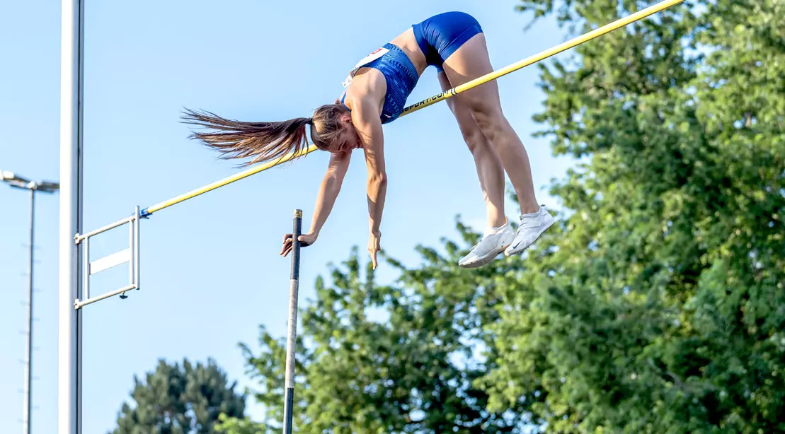 Lompat Bergalah Olimpik Kanada Alysha Newman membersihkan palang lompat bergalah