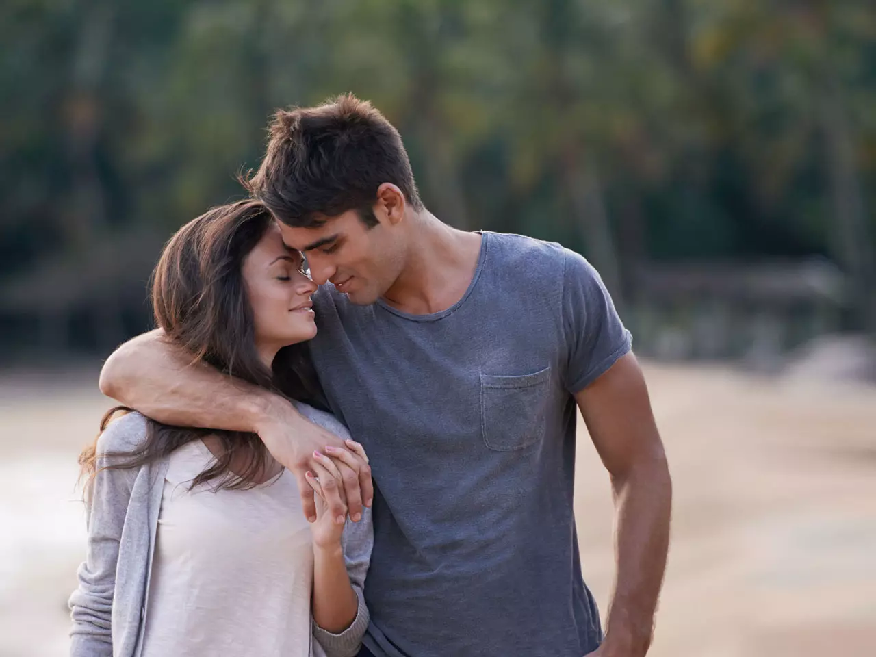 30 façons de faire marcher le couple de filles sur la plage