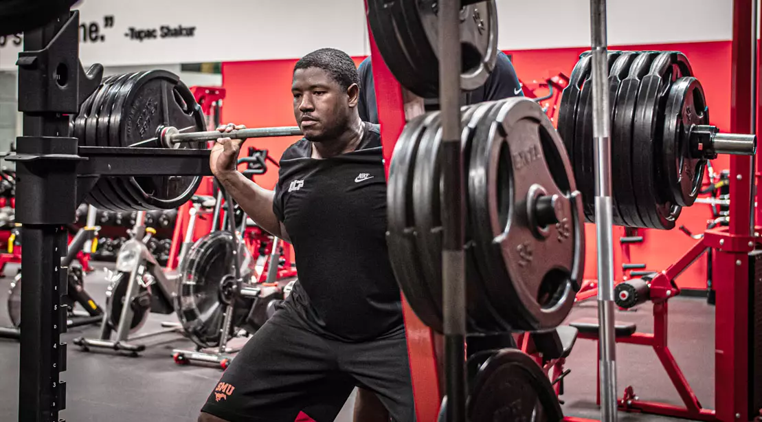 Trajtimi ofensiv i Arizona Cardinals Kelvin Beachum duke kryer një mbledhje me shtangë si pjesë e stërvitjes së tij jashtë sezonit