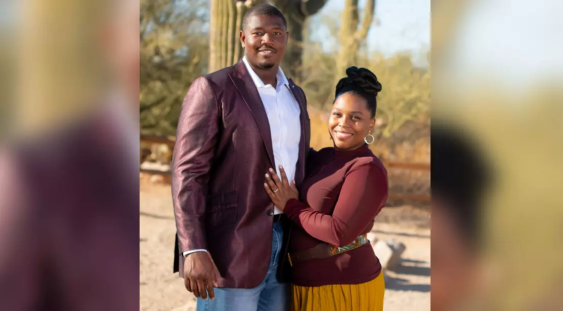 Ofensif Arizona Cardinals mengatasi Kelvin Beachum dan nominasi Man Of The Year Walter Payton berpose dengan istrinya