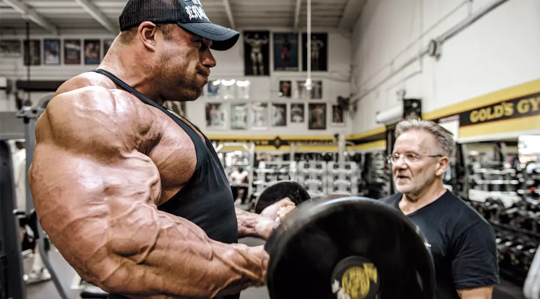 Profesionalni bodibilder vježba ruke uz jednu od najboljih vježbi za ruke, savijanje bicepsa sa utegom