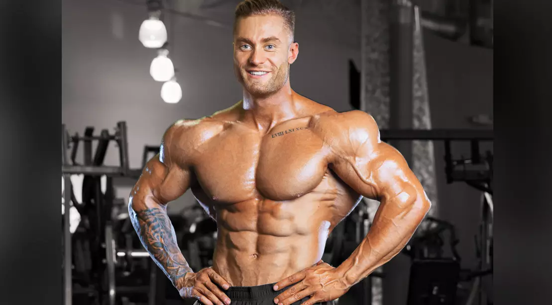 Chris-Bumstead-Senĉemiza-Manoj-Sur-Kokso.