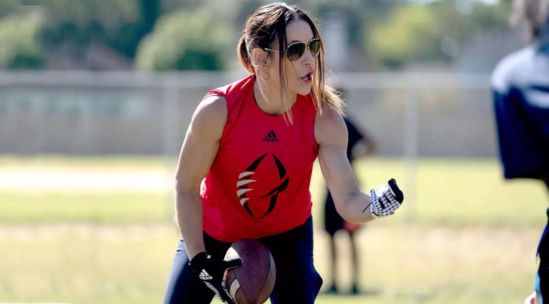 Jen Welter Pritraktas Genrajn Rolojn Kiel Unua Ina Trejnisto de NFL