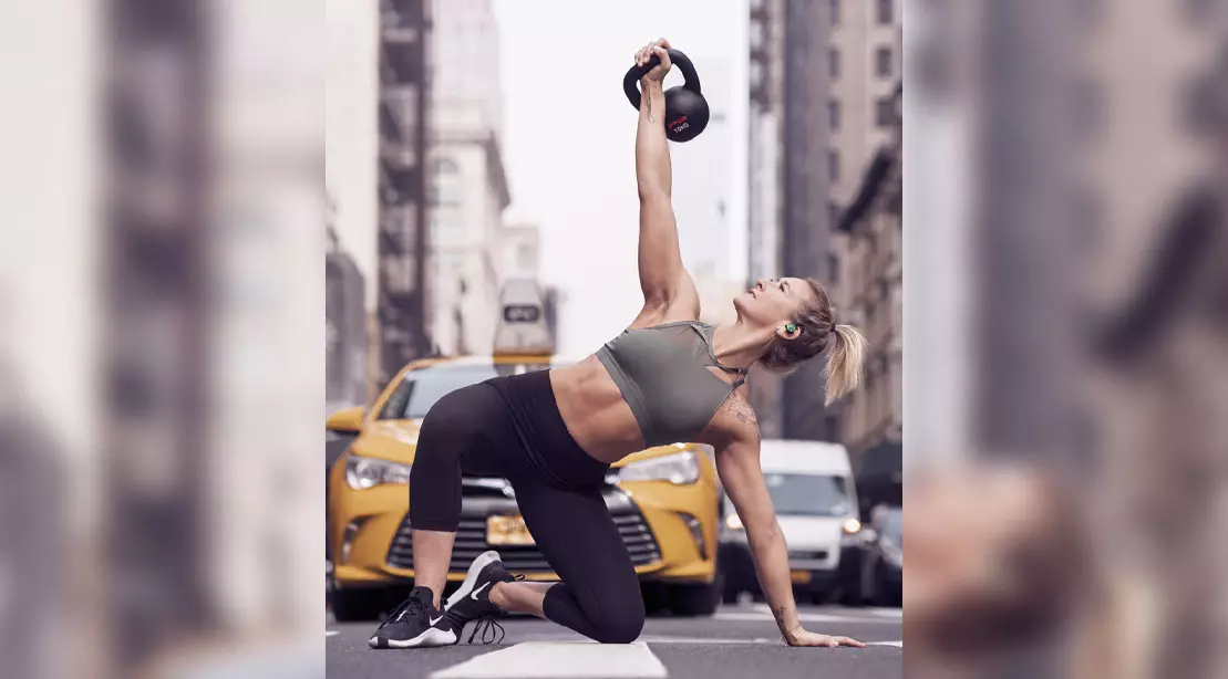 L'entrenadora de fitness Sarah realitzant un exercici d'entrenament amb Kettlebell a Nova York